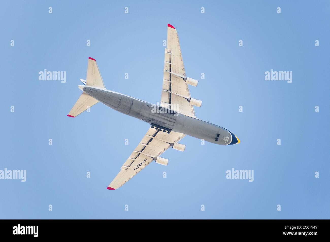 Flying plane underside view hi-res stock photography and images - Alamy