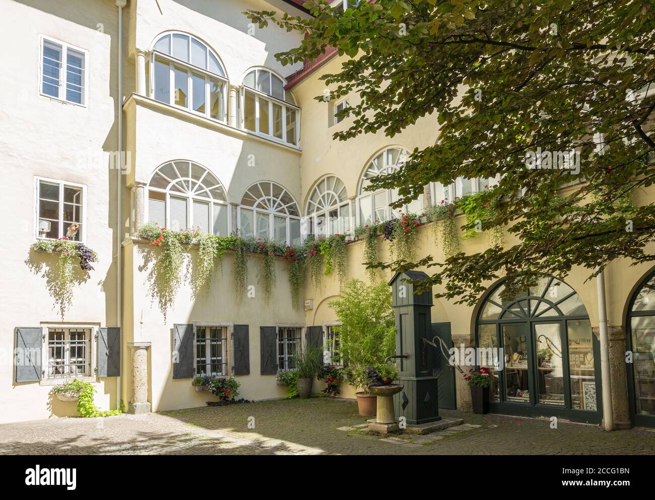 Antique courtyard hi-res stock photography and images - Alamy