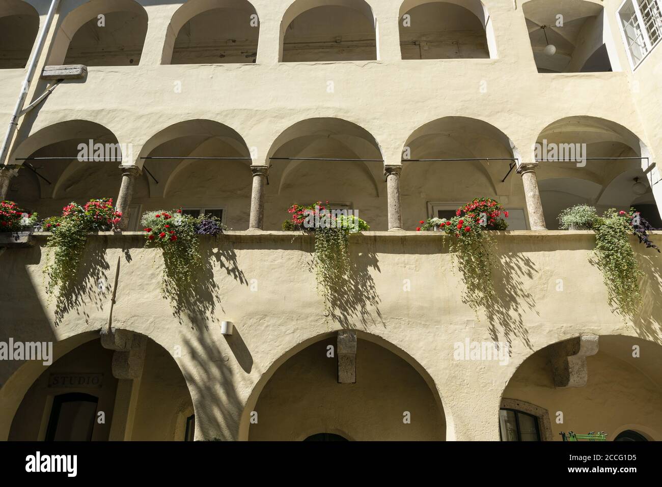 Antique courtyard hi-res stock photography and images - Alamy