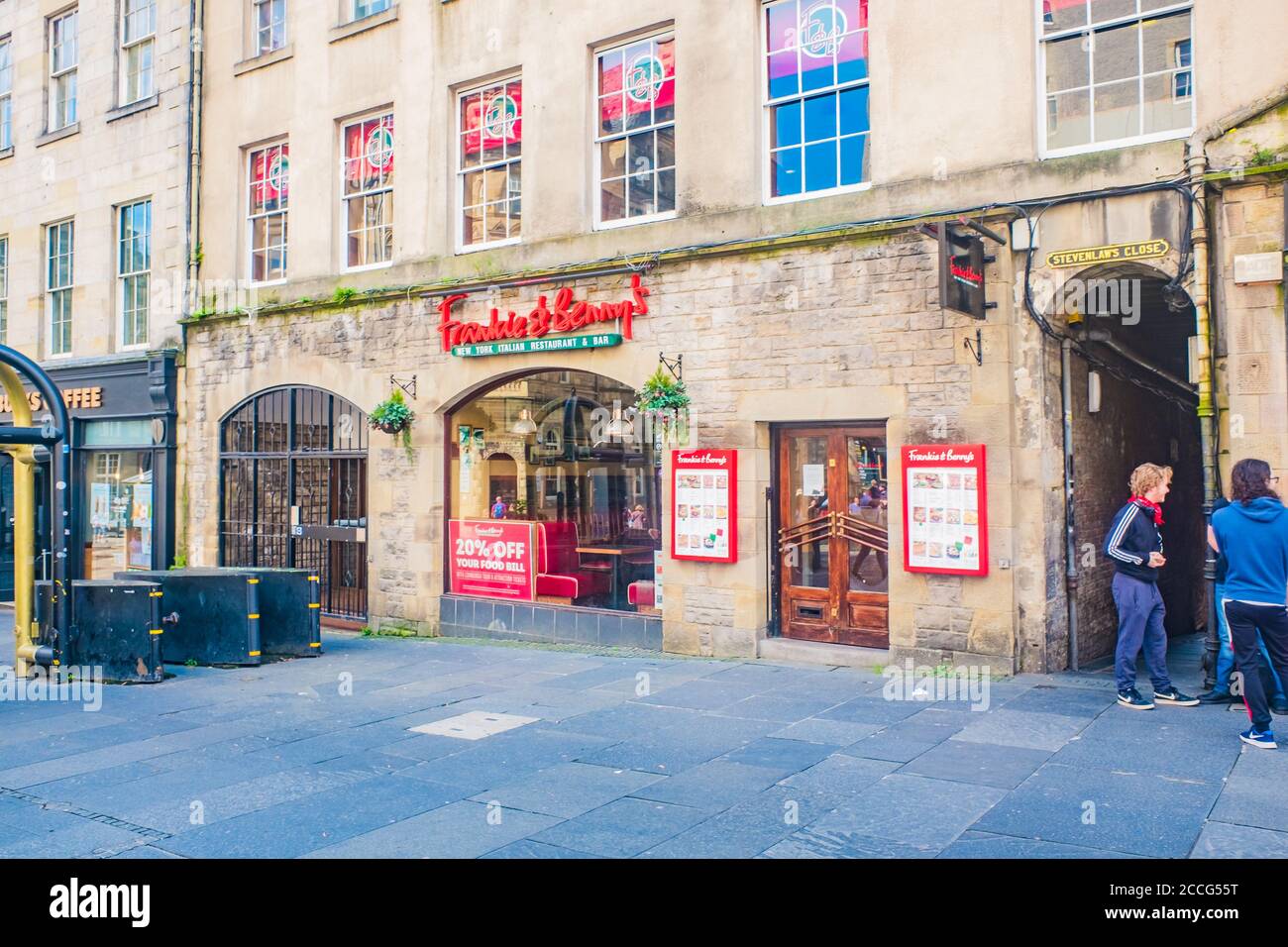 Edinburgh Scotland 6th Aug 2020 Frankie and Bennys on the famous Royal Mile Stock Photo - Alamy