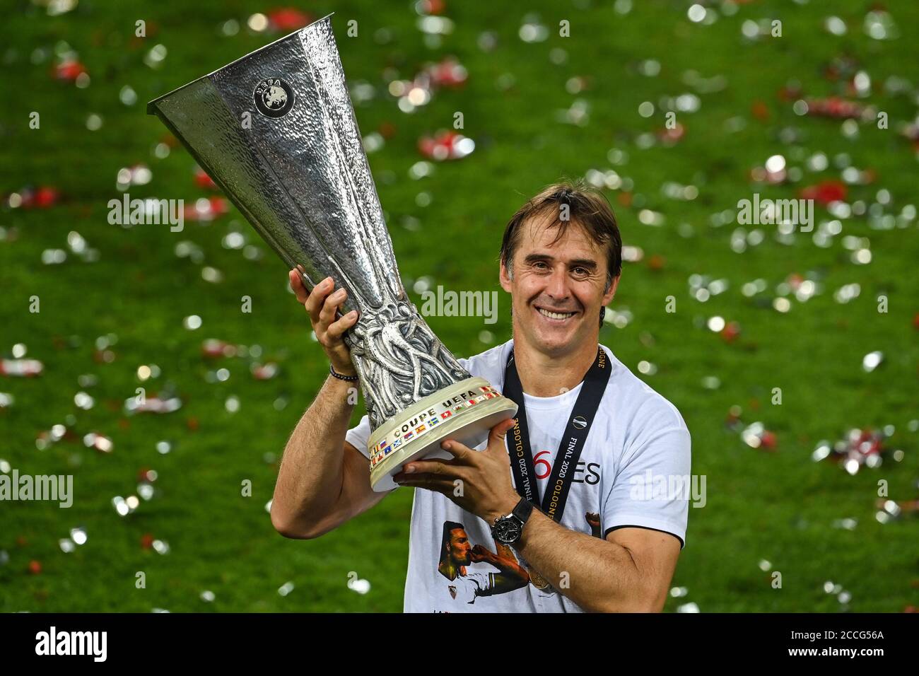 Sevilla manager Julen Lopetegui celebrates with the trophy after ...