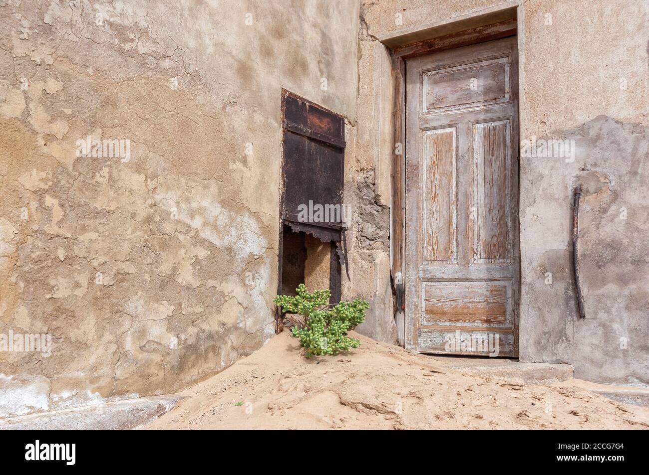 Decaying architecture at Kolmanskop, an abandoned diamond mining town ...
