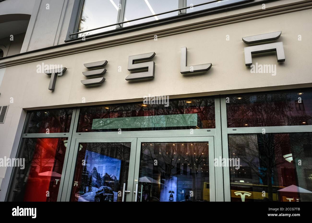 Exterior tesla hi-res stock photography and images - Alamy