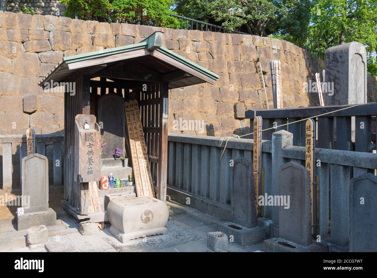 Tokyo, Japan - 47 ronin graves at Sengaku-ji Temple in Tokyo, Japan ...