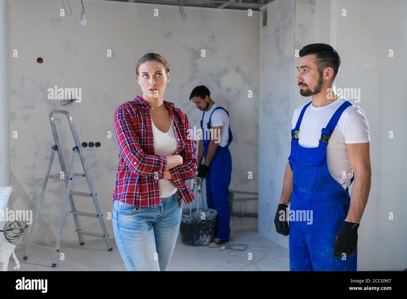 Unhappy client with builder hi-res stock photography and images - Alamy