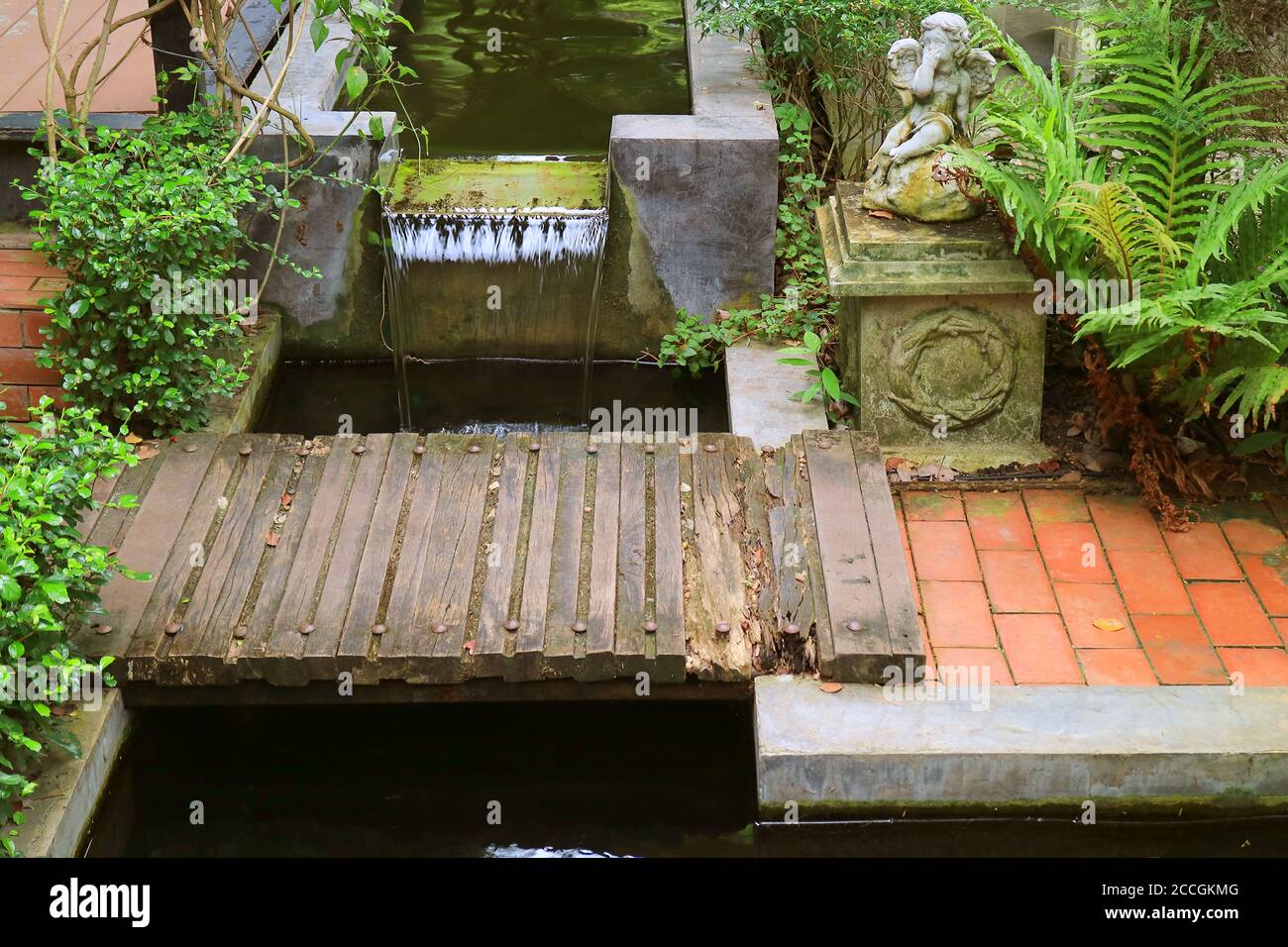 Fountain garden pond hi-res stock photography and images - Alamy