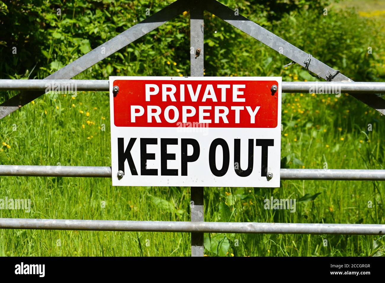 Metal gate with private property keep out sign hi-res stock photography ...