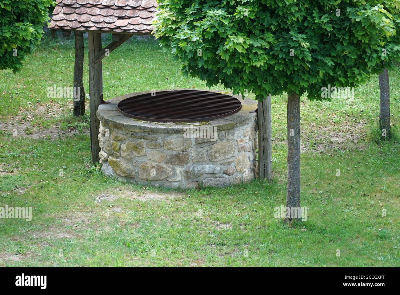 Concrete wall in a park surrounded by trees Stock Photo - Alamy