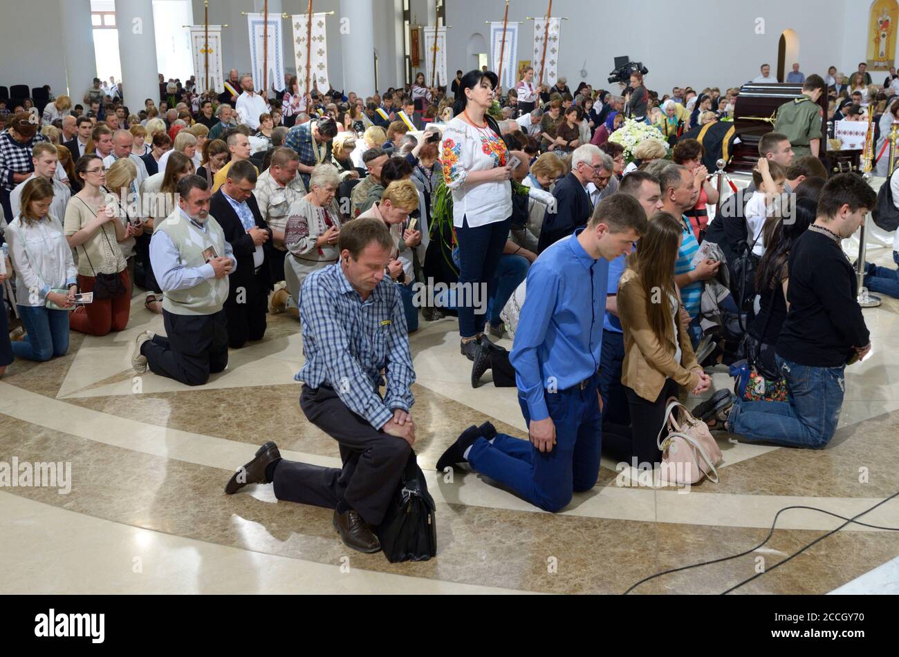 Praying girls hi-res stock photography and images - Alamy