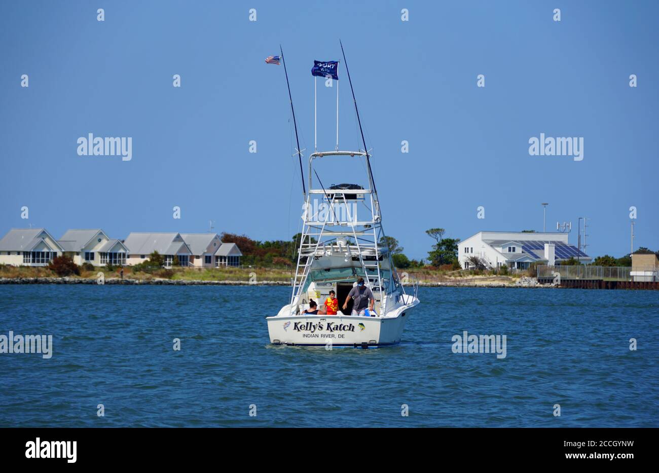People enjoying themselves on a boat hi-res stock photography and ...