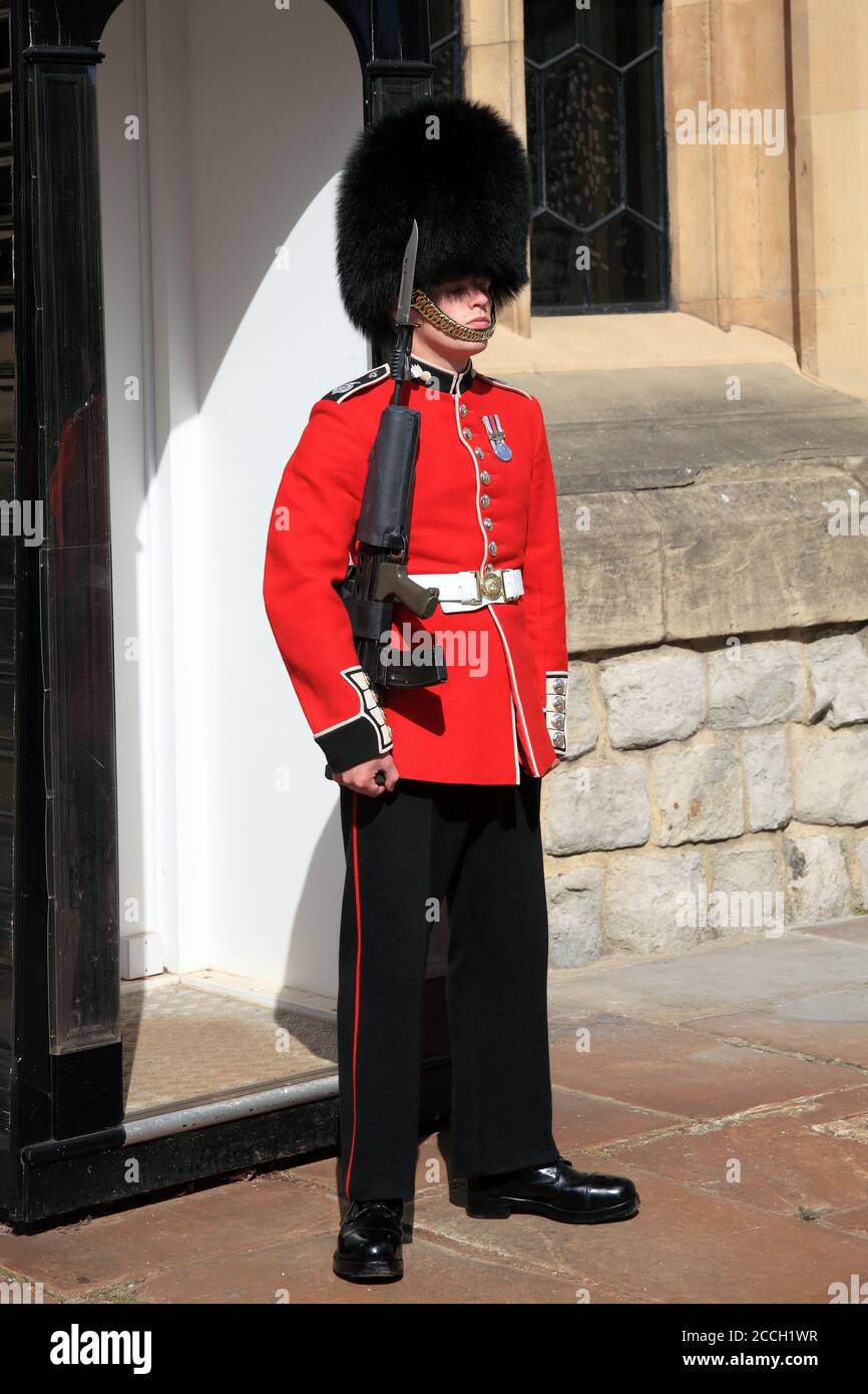 Stock photo soldier standing guard hi-res stock photography and images ...