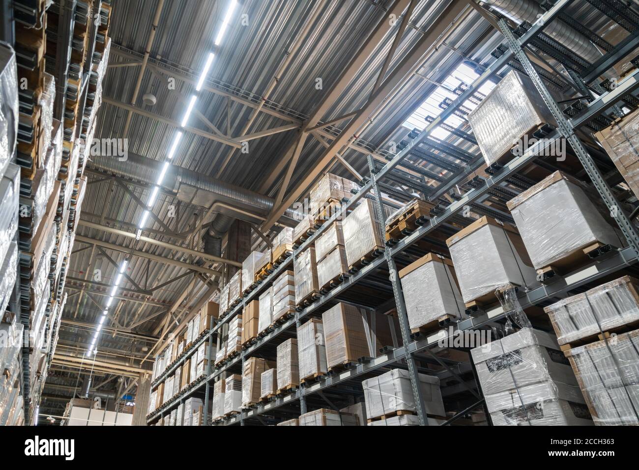 Self-service warehouse in a hardware store Stock Photo - Alamy