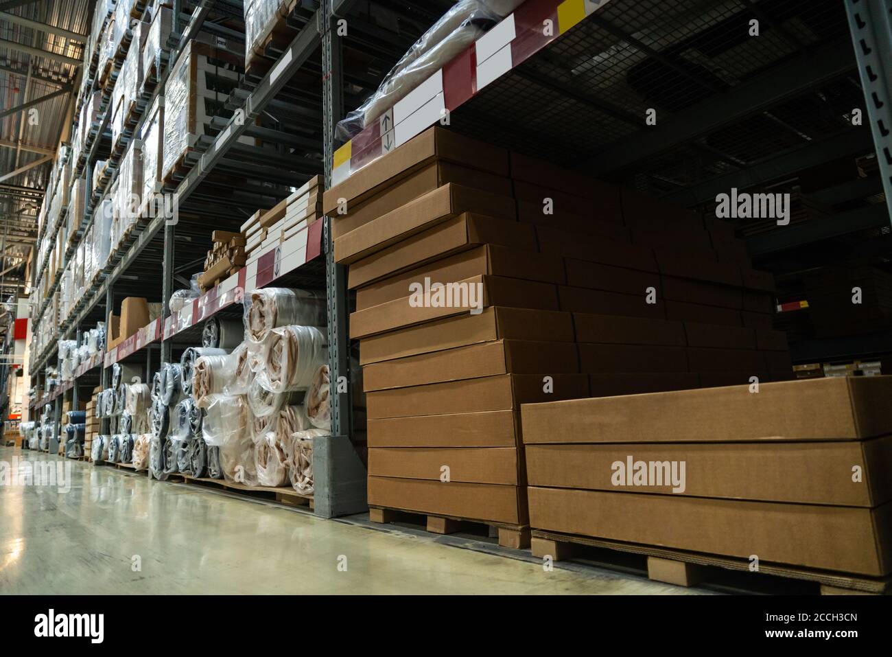 Self-service warehouse in a hardware store Stock Photo - Alamy