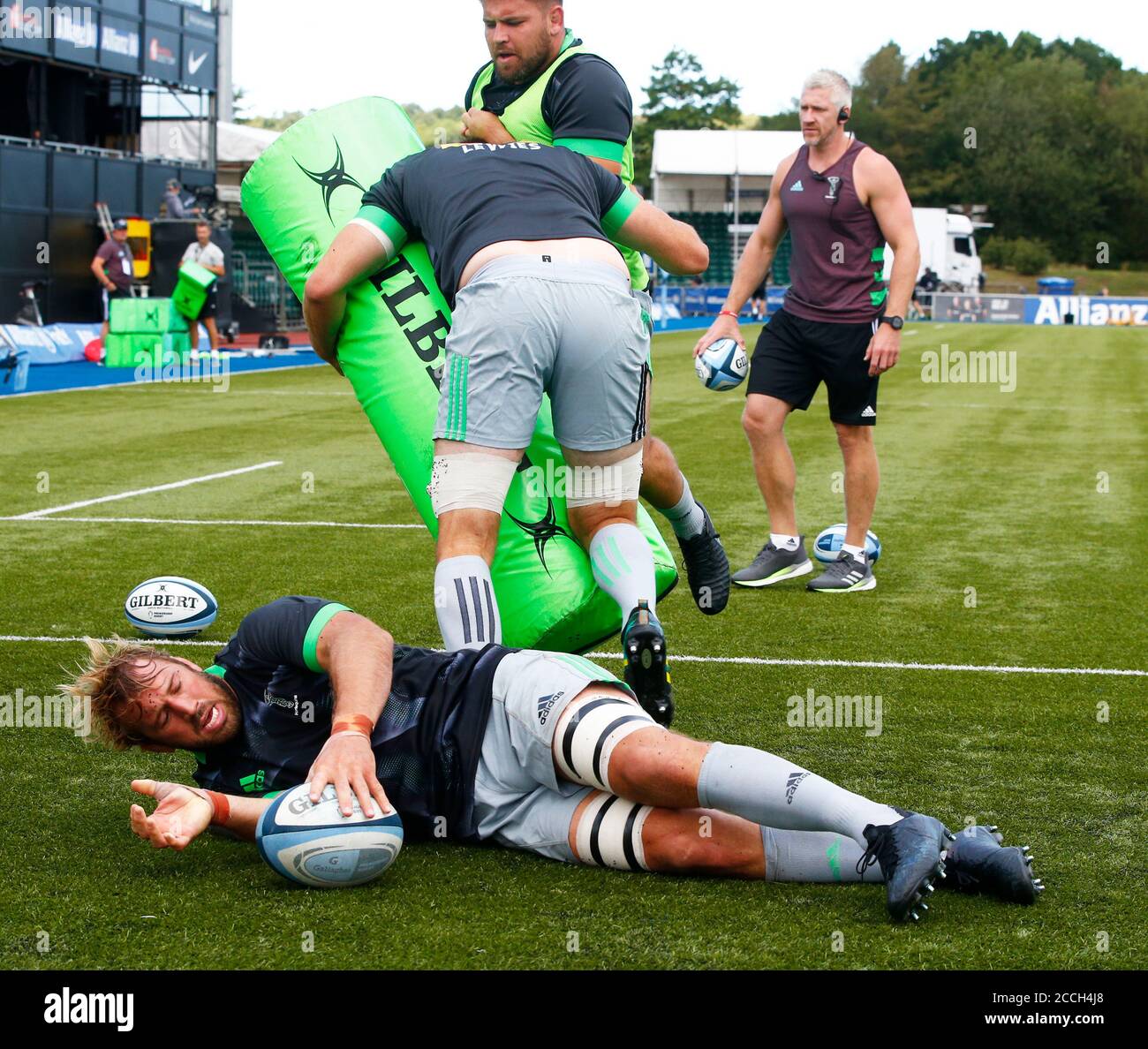 HENDON, United Kingdom, AUGUST 22:Chris Robshaw of Harlequins warm up ...