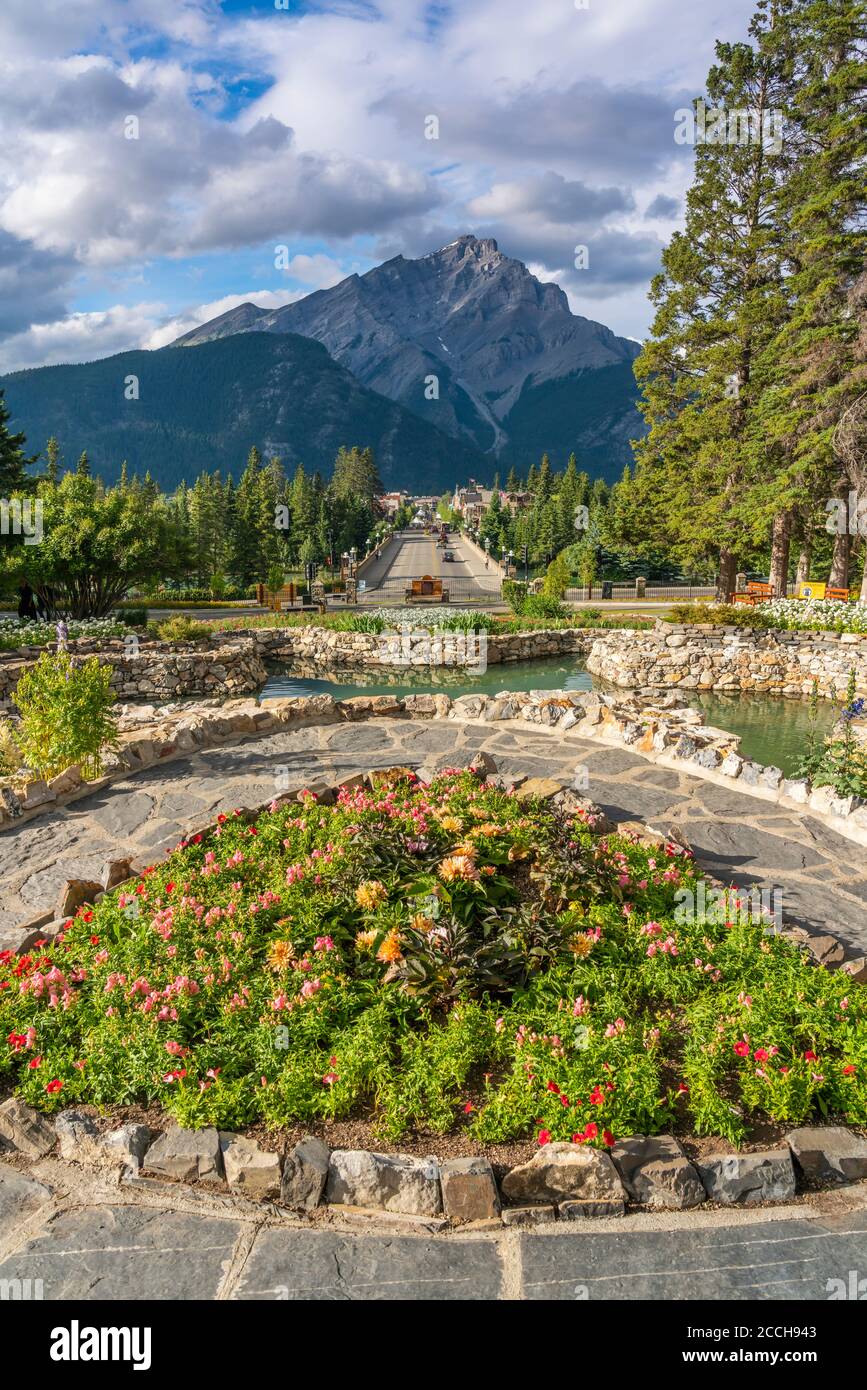 Cascade gardens banff canada hi-res stock photography and images - Alamy