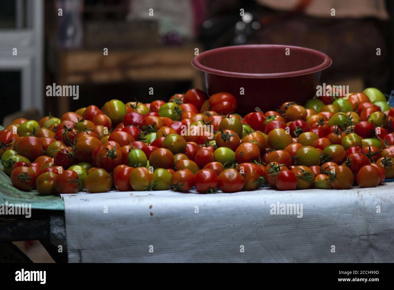Pile of freshly harvested tomatoes in the market Stock Photo - Alamy
