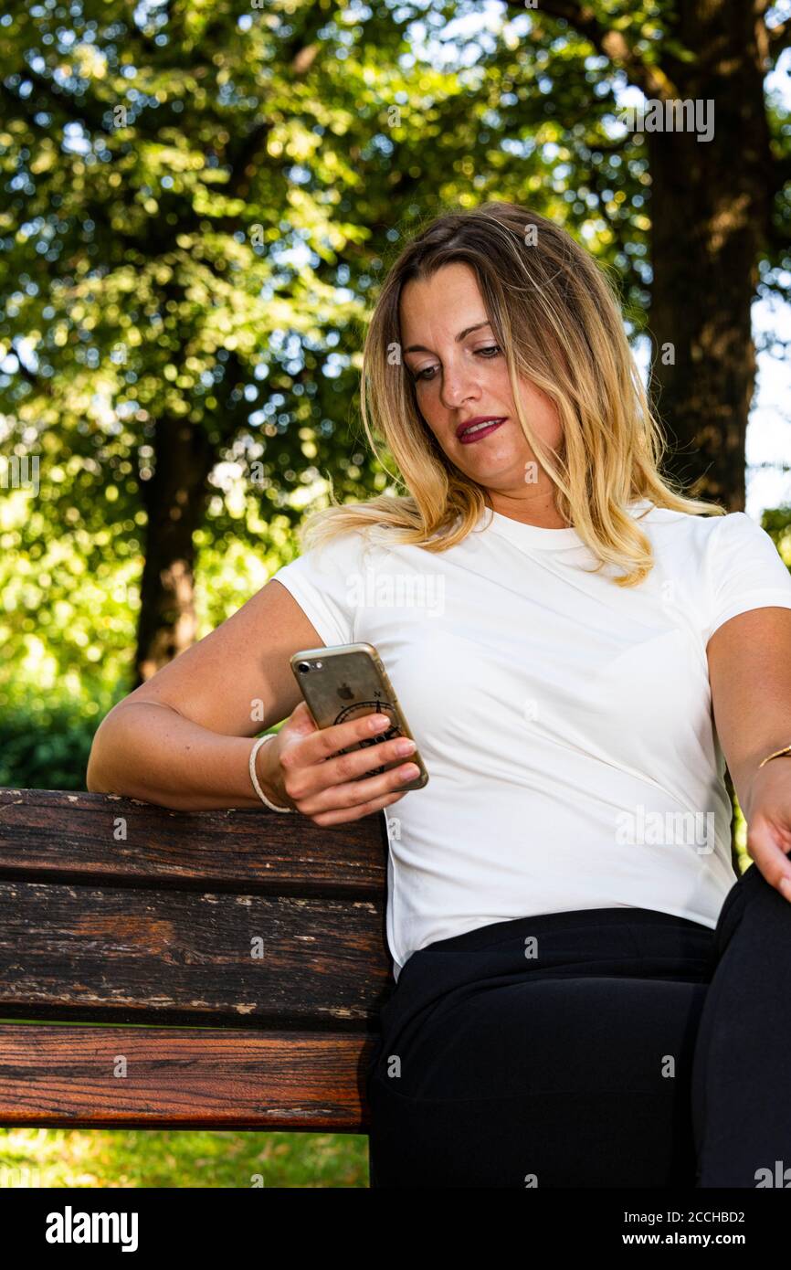 Handy model hi-res stock photography and images - Alamy