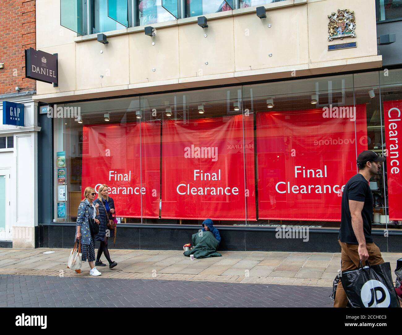 Windsor, Berkshire, UK. 18th August, 2020. A homeless girl sits outside ...