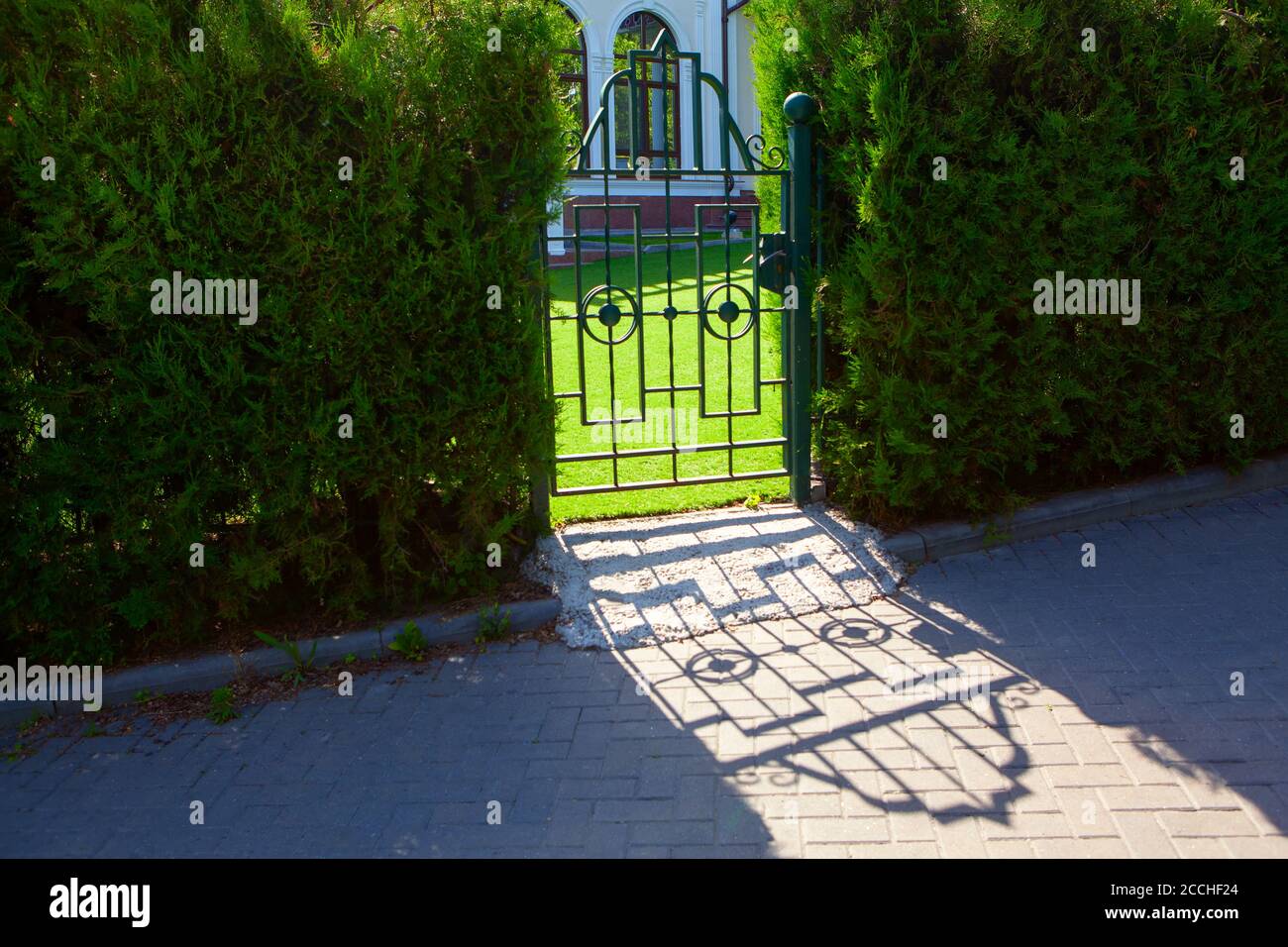 Luxury villa entrance iron gate hi-res stock photography and images - Alamy