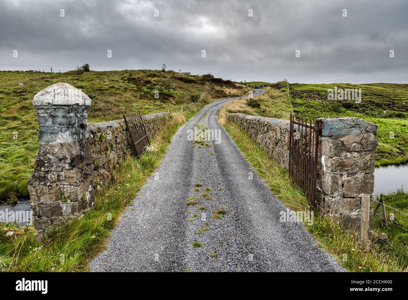 Old stone bridge ireland hi-res stock photography and images - Alamy