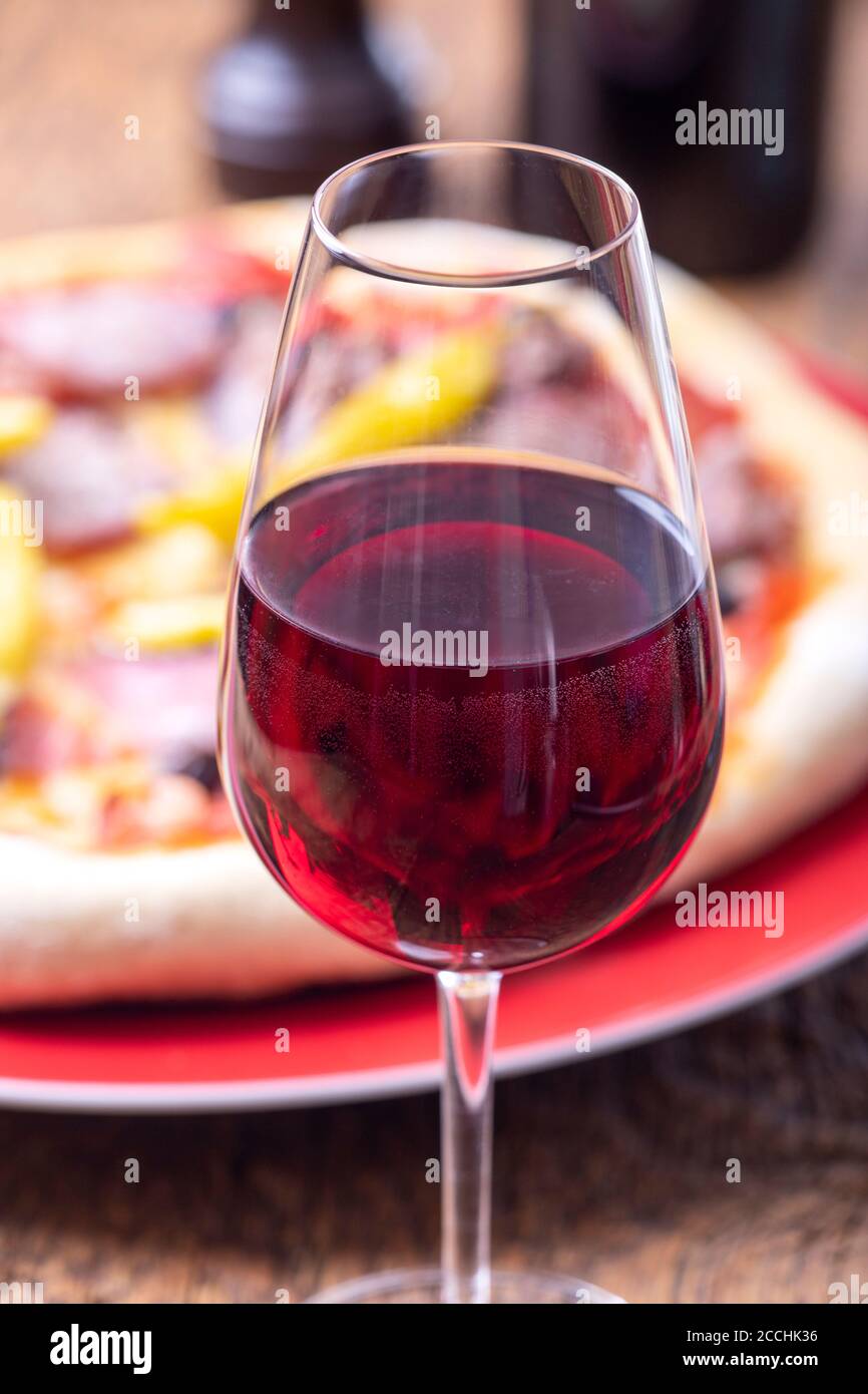 red wine and a fresh pizza Stock Photo - Alamy