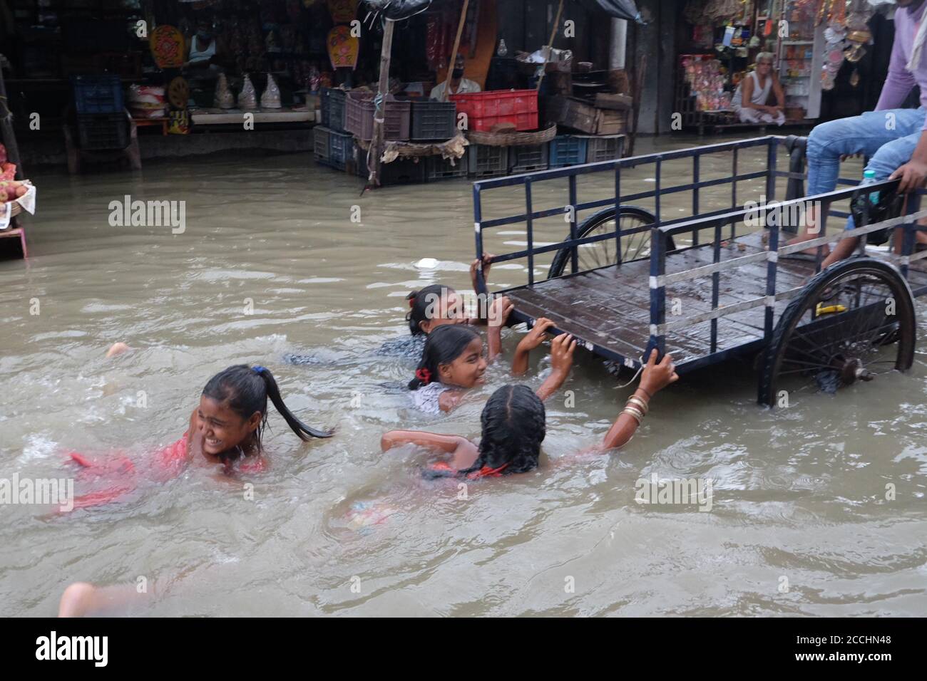 Kolkata, India. 22nd Aug, 2020. Children are playing during the high ...