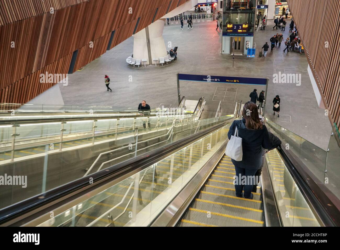 Escalators london bridge underground station hi-res stock photography ...