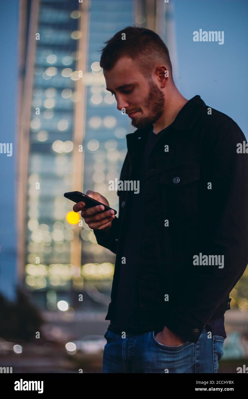 Businessman smartphone outdoors hi-res stock photography and images - Alamy