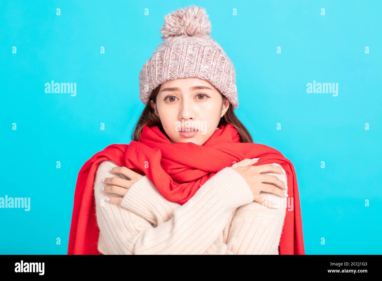 Freezing cold lady hi-res stock photography and images - Alamy