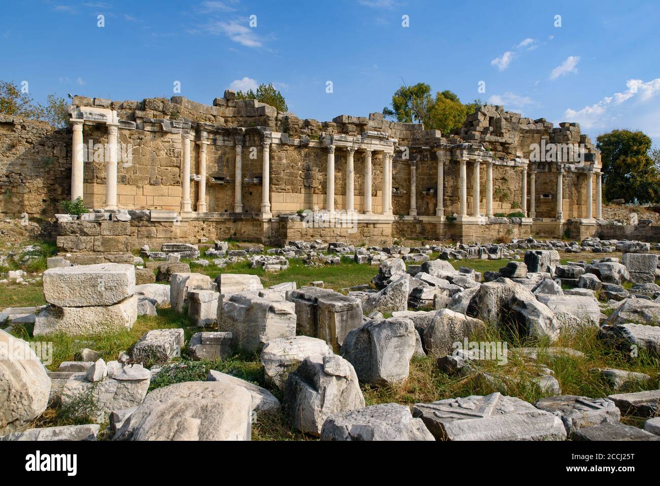 Old ruins side view hi-res stock photography and images - Alamy