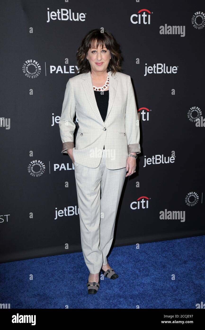 LOS ANGELES - MAR 24: Beth Hall at the 2018 PaleyFest Los Angeles - Mom ...