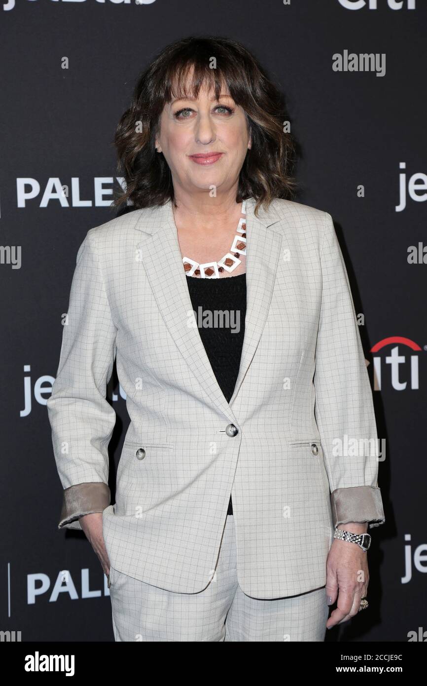 LOS ANGELES - MAR 24: Beth Hall at the 2018 PaleyFest Los Angeles - Mom ...