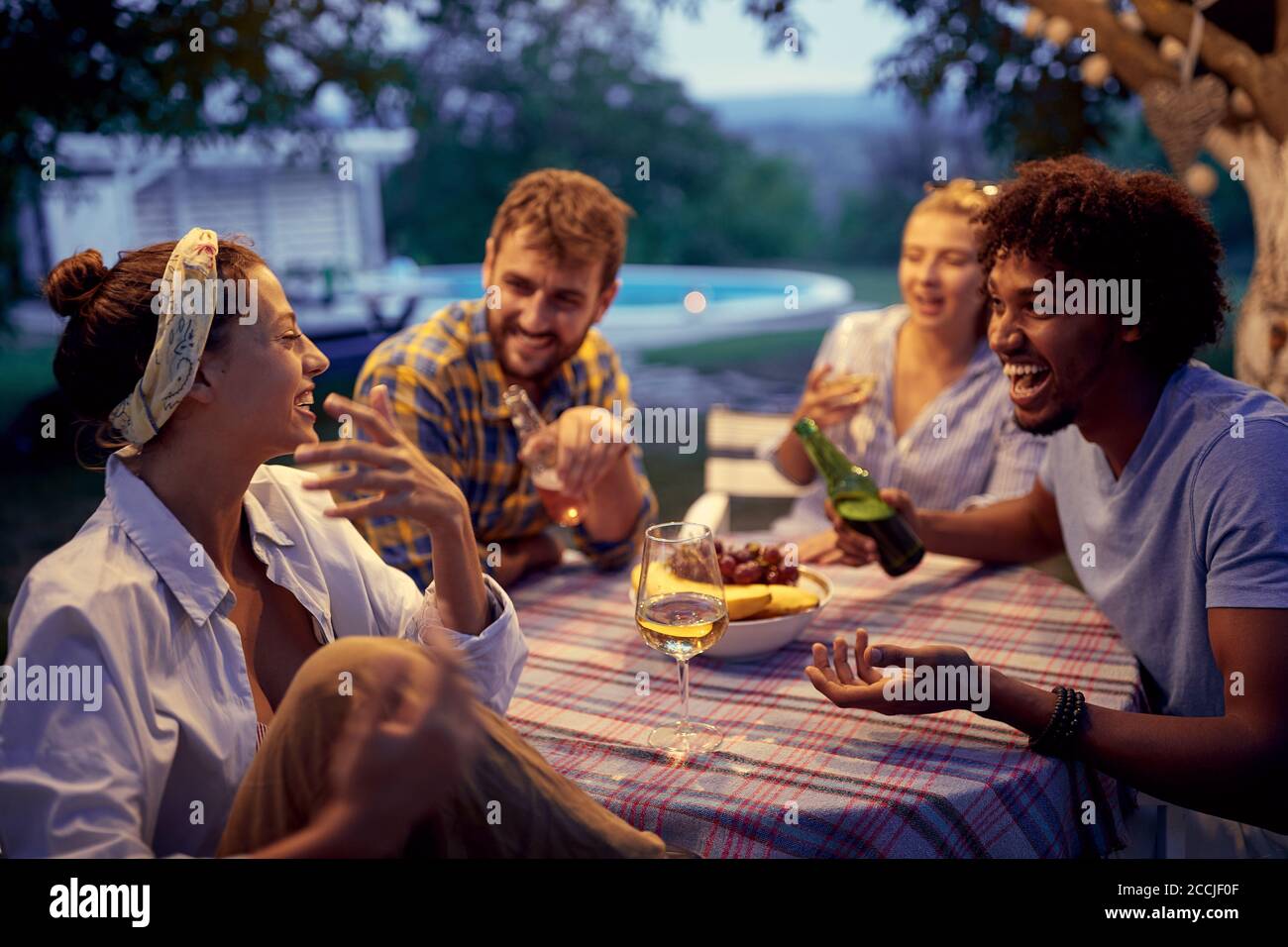 Couple garden night talking hi-res stock photography and images - Alamy