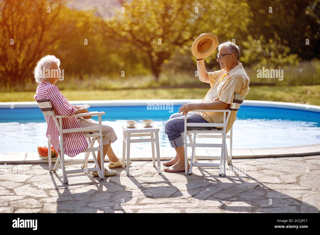 Happy family swimming pool hi-res stock photography and images - Alamy