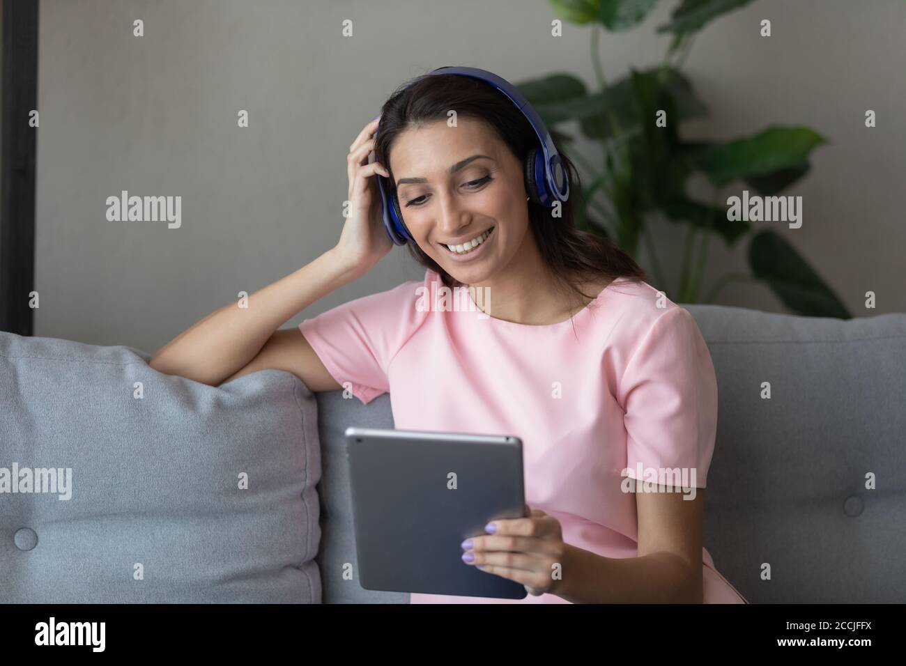 Woman watch video on tablet hi-res stock photography and images - Alamy