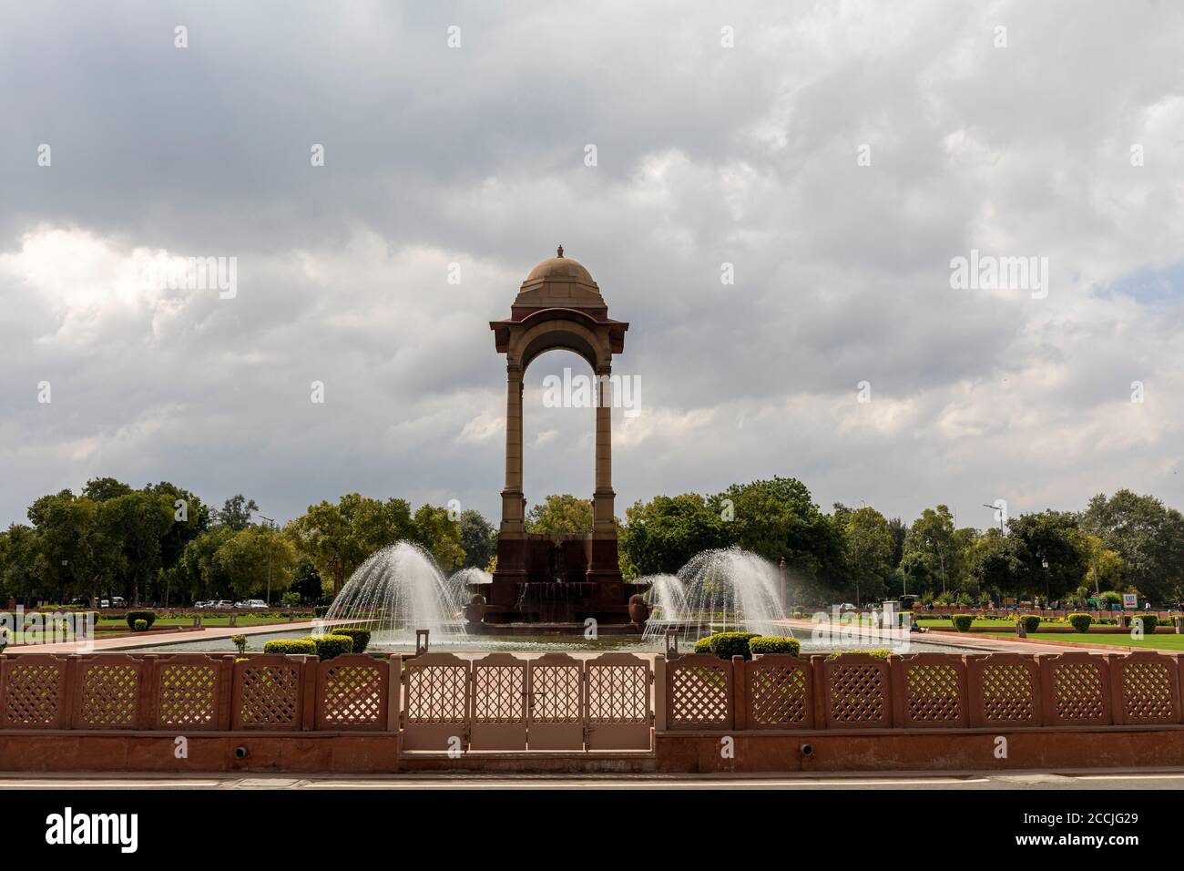 Canopy behind india gate hi-res stock photography and images - Alamy