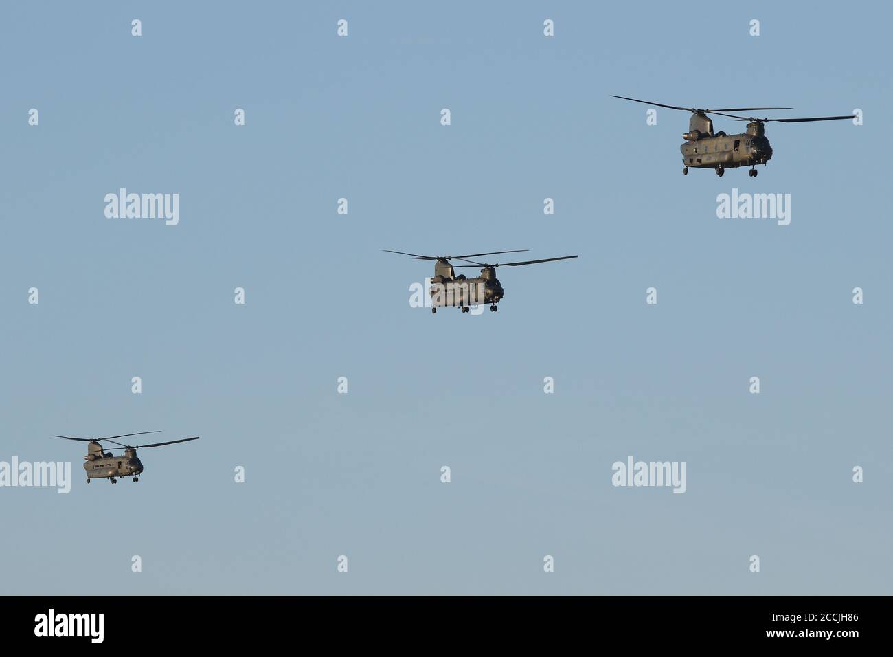 RAF Chinook heavy lift helicopter on approach to Wattisham airfield ...