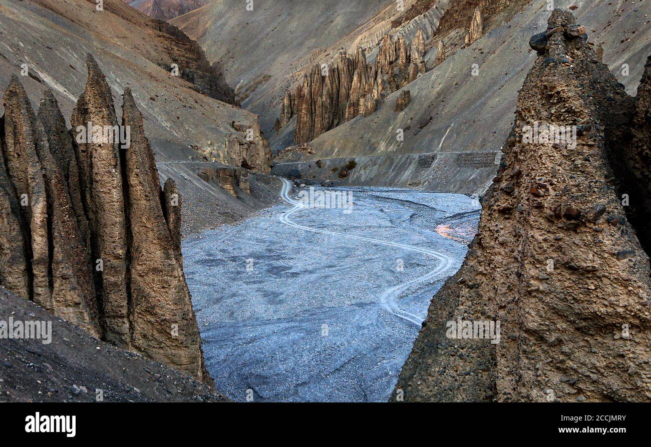 Beautiful mountain himalayan valley hi-res stock photography and images ...