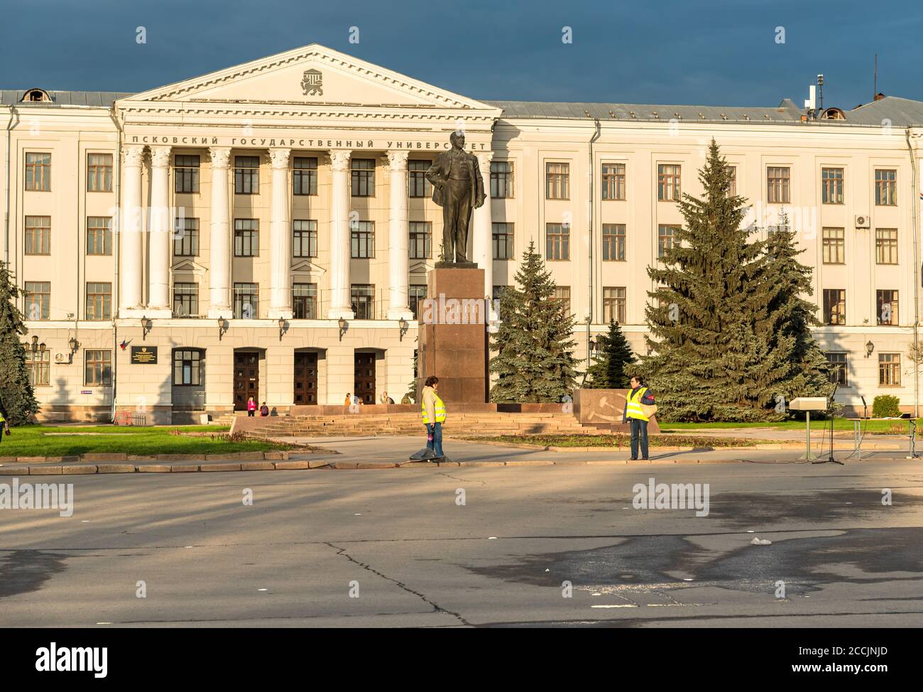 Modern people in front of lenin hi-res stock photography and images - Alamy