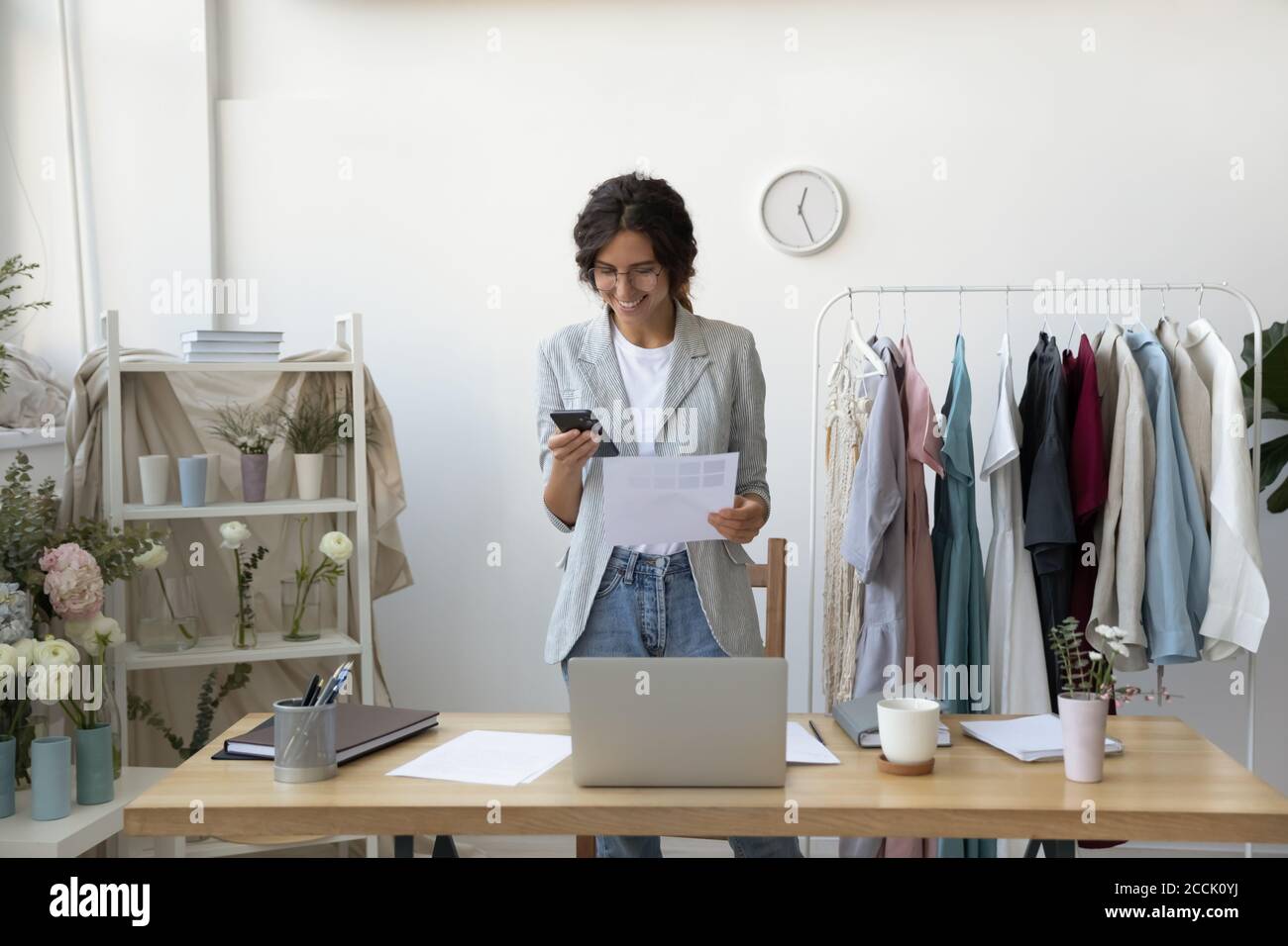 Placing order hi-res stock photography and images - Alamy