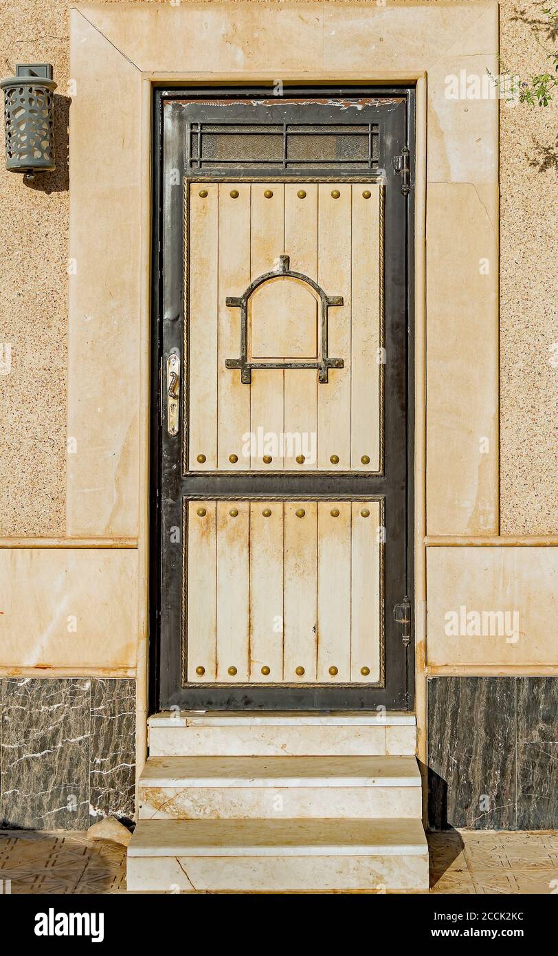 Saudi arabia doors hi-res stock photography and images - Alamy