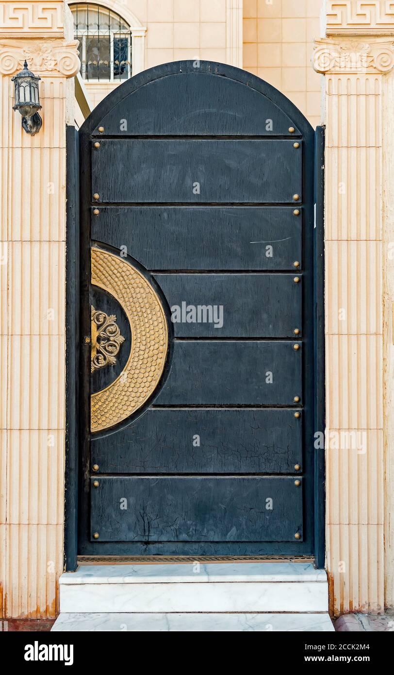 Saudi arabia doors hi-res stock photography and images - Alamy