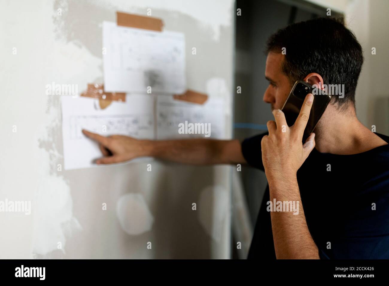 Man in a map hi-res stock photography and images - Alamy