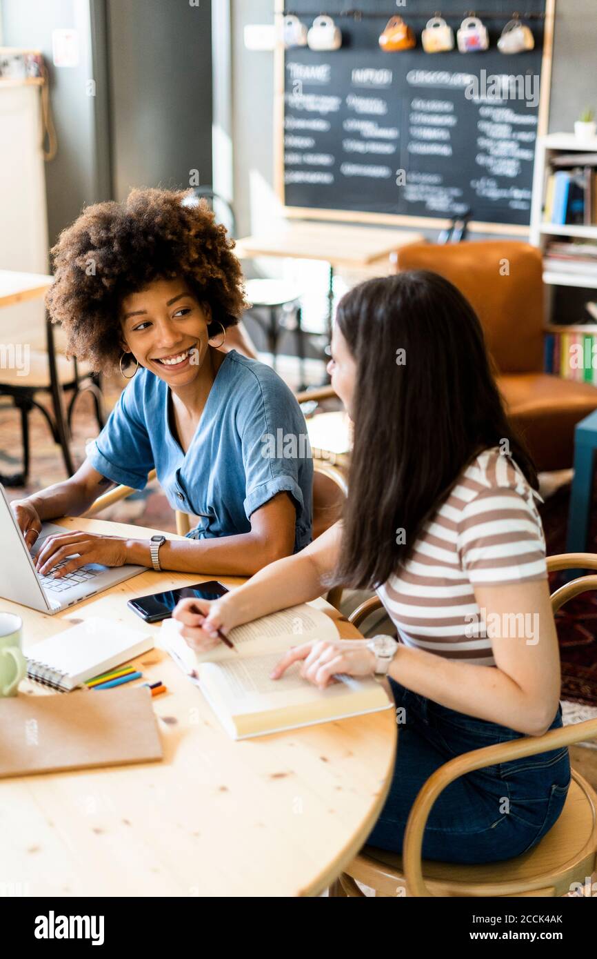 Laptop learning coffee shop hi-res stock photography and images - Alamy
