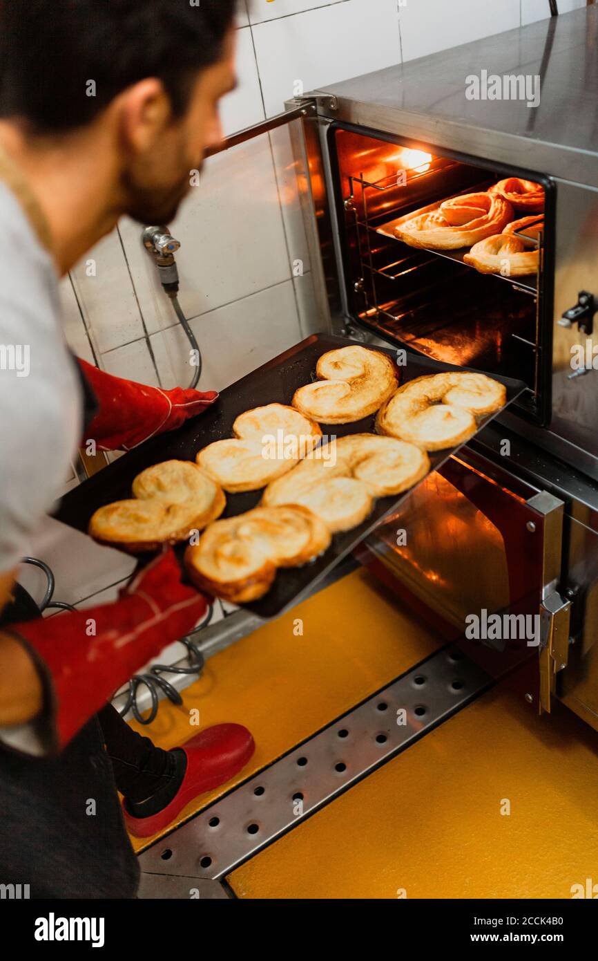 Baker sheet hi-res stock photography and images - Alamy