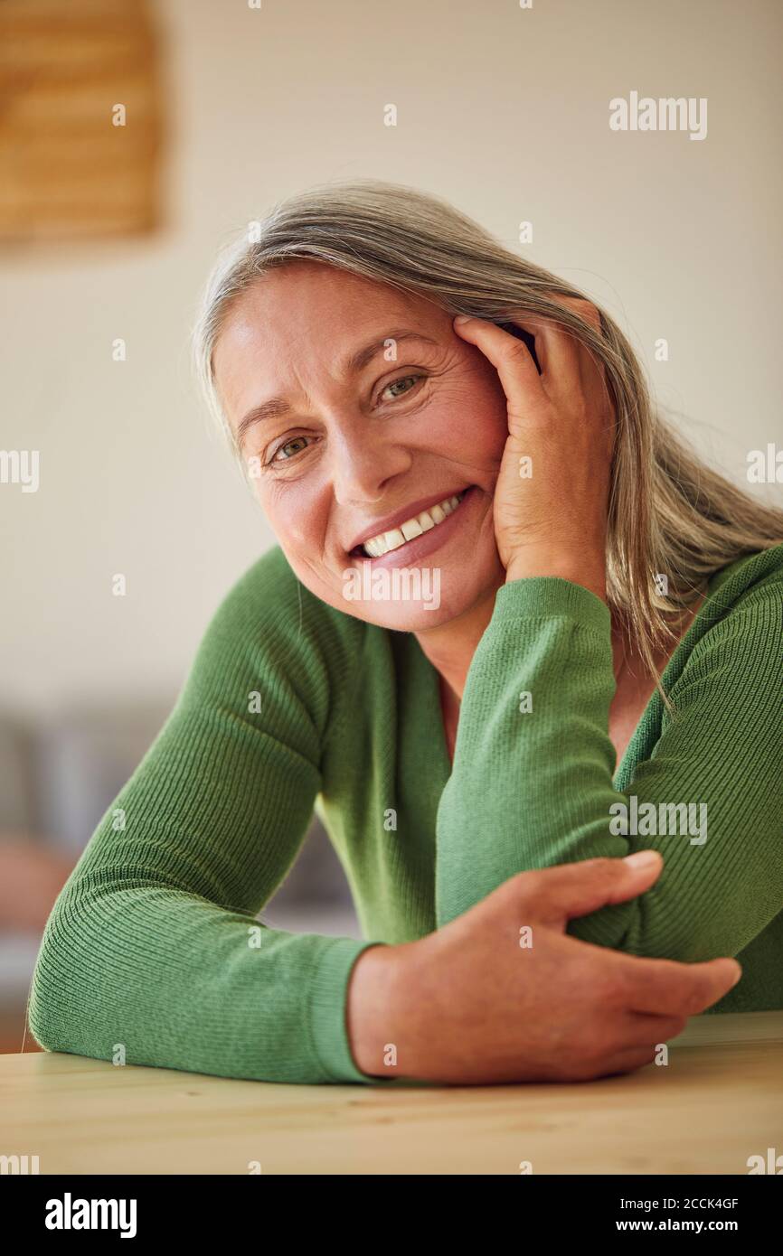 Hand on cheek hi-res stock photography and images - Alamy