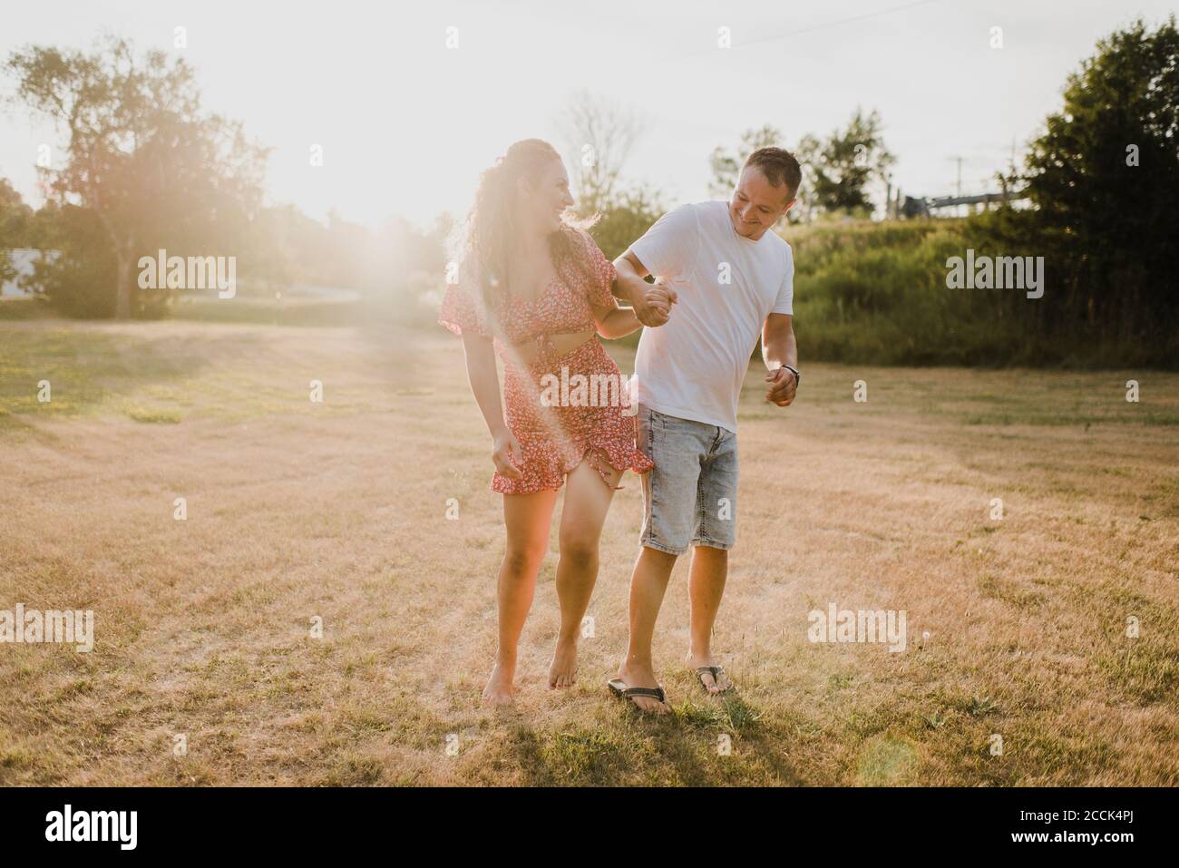 Couple hand in hand hi-res stock photography and images - Alamy