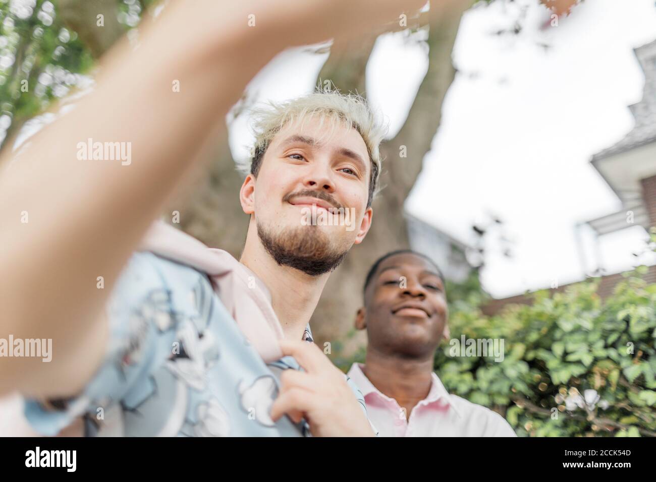 Men friends smiling not couple hi-res stock photography and images - Alamy