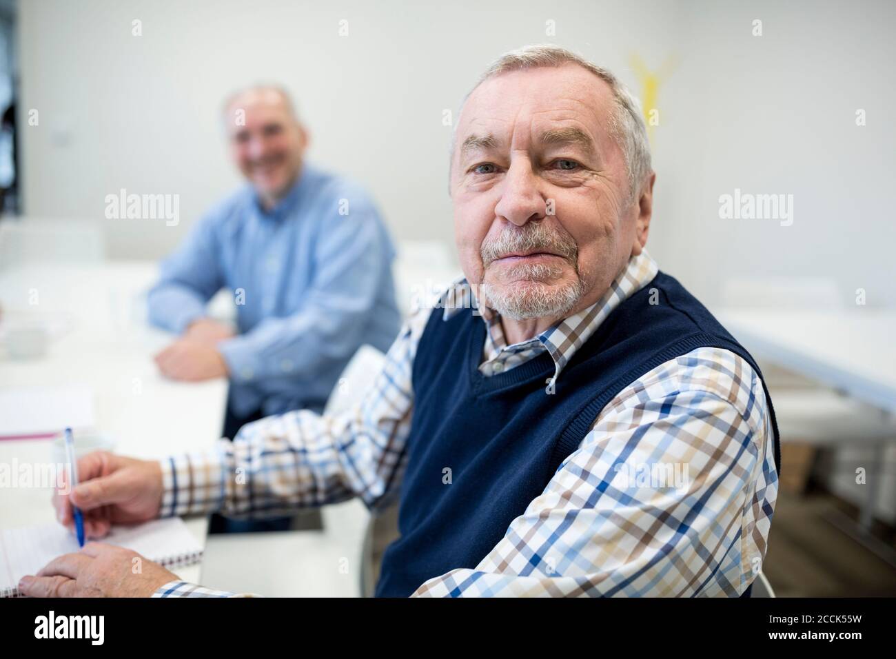 Seniors learning hi-res stock photography and images - Alamy