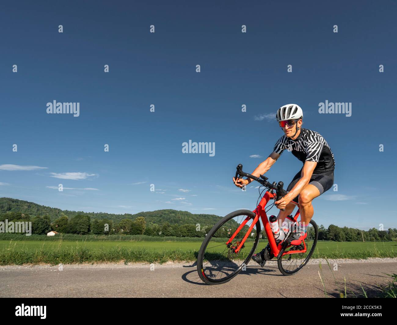 Man racing bike hi-res stock photography and images - Alamy